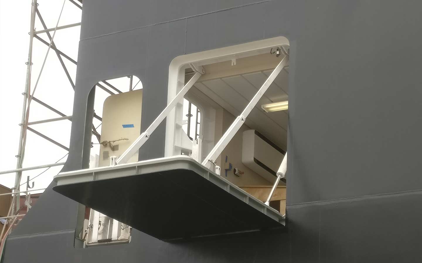 Mooring doors for offshore vessel Paul Candies – Newthex